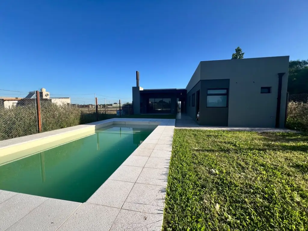 Venta Casa 3 dormitorios 3 años, 103m2, 1 cochera, Alfredo Schilla 0 ...