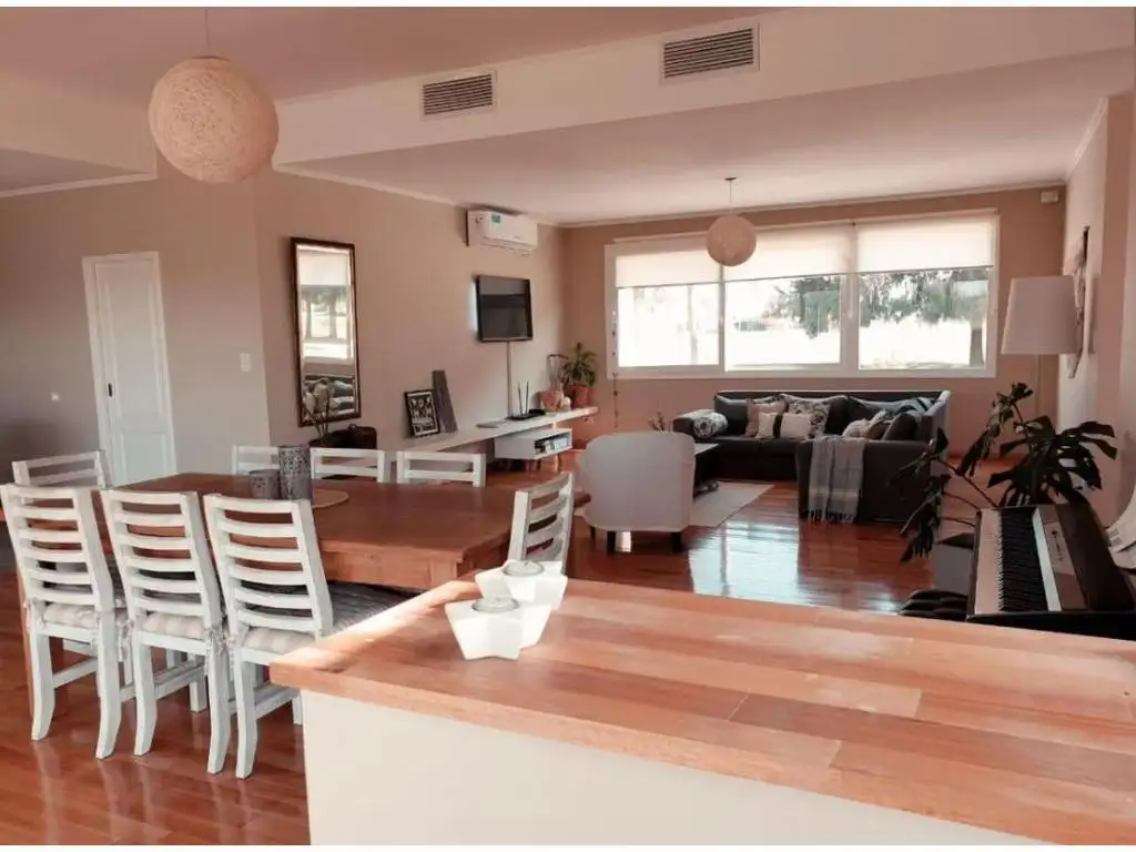 Casa Venta 4 ambientes 13 años, 2 cocheras, 214m2, F. Caceres 4000 ...