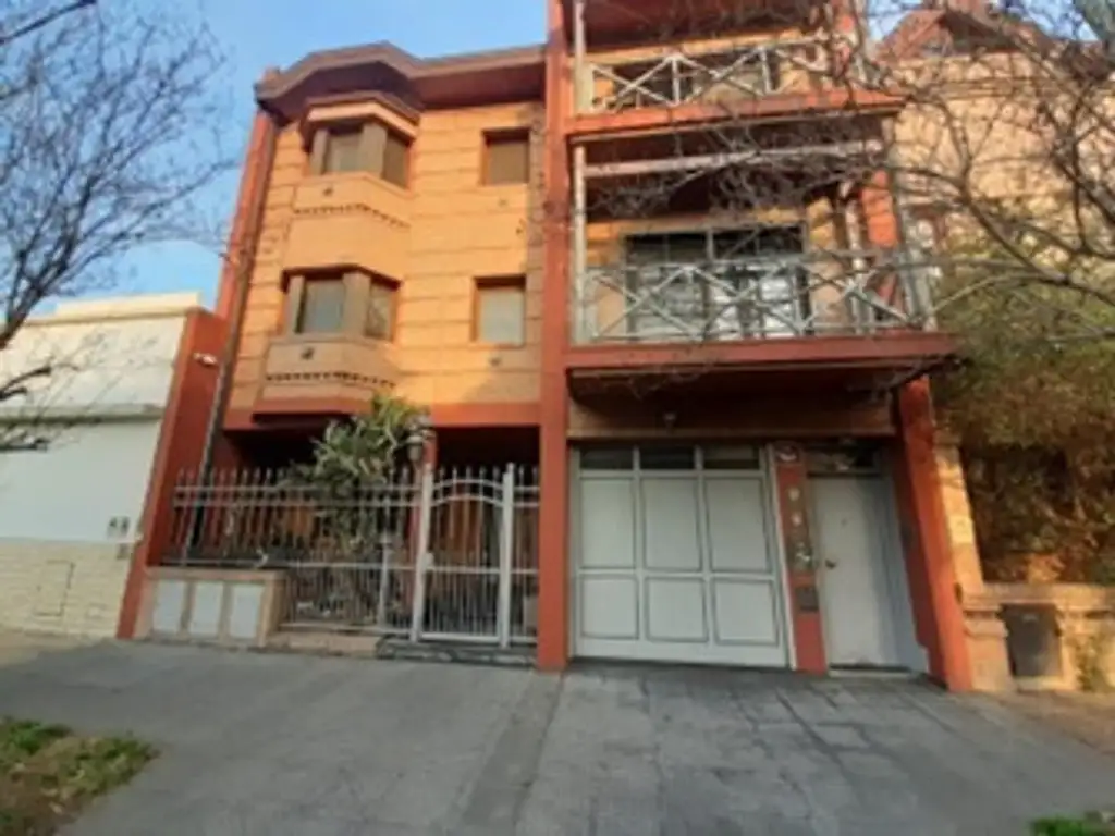Venta Casa 6 dormitorios 15 años, 1 cochera, 306m2, Elizalde 200, Avellaneda, Zona Sur | Argenprop