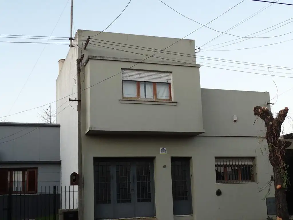 Venta Casa 3 dormitorios 20 años, 1 cochera, 200m2, 4 Entre 526 Y 527, Tolosa | Argenprop