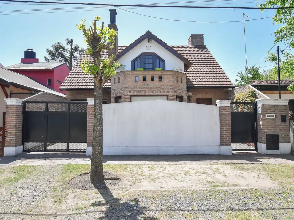 Venta Casa 3 dormitorios 24 años, 2 cocheras, 250m2, 13C E/ 461C Y 461D 1200, City Bell | Argenprop