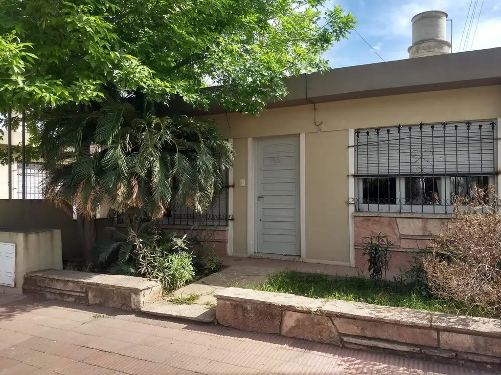 Alquiler Casa 2 dormitorios, 1 cochera, Esposos Curie 1500, Crisol Norte | Argenprop