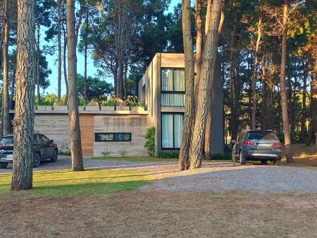 Casa Venta a estrenar 6 ambientes, 2 cocheras, 200m2, Barrio Golf ...