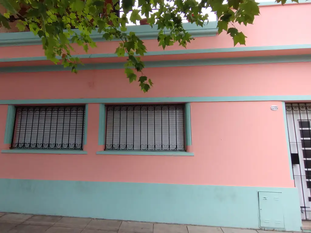 Venta Casa 40 años 2 dormitorios, 80m2, con balcón, Santo Tome 2700, Villa del Parque | Argenprop