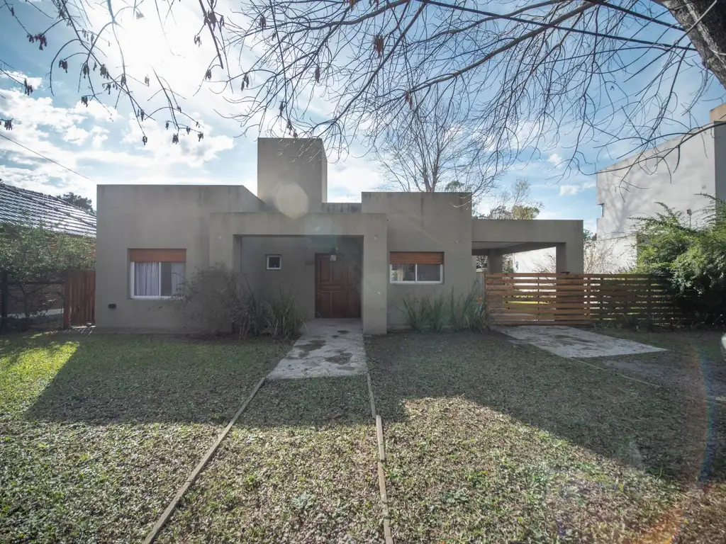 Venta Casa 15 años 3 dormitorios, 1 cochera, 140m2, Barrio Parque Ecologico Calle 460 Y 13 C ...