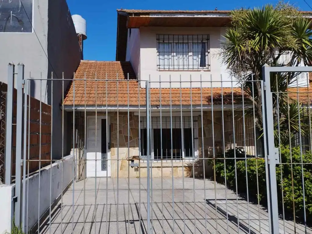 Venta Casa 51 años 3 dormitorios, 77m2, 1 cochera, Giacobini 1600 ...